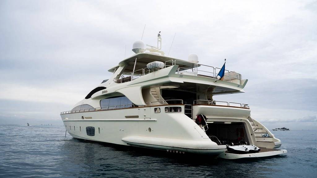 105ft Azimut “Babieca” – Luxury Yacht Charter | Miami Beach - Miami ...